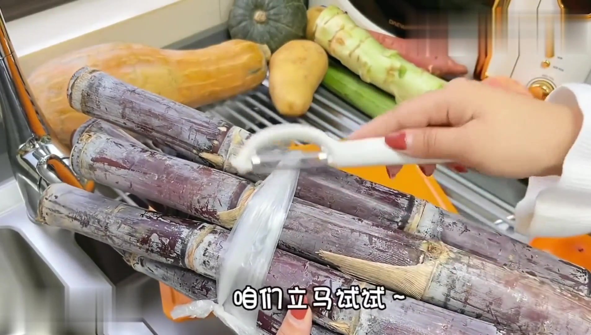 这个#削皮刀削瓜果蔬菜都是唰唰唰的,很顺溜