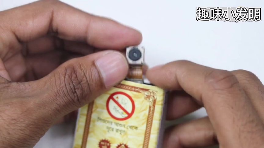 农村小伙利用废旧手机和火柴盒子自制可移动监控,制作过程简单