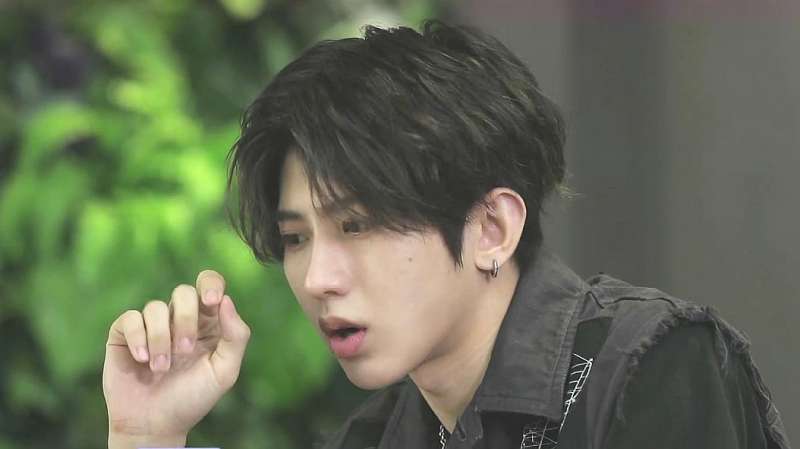 蔡徐坤为一个秀推掉了一个月的行程,每天都待在练习室里,太拼了