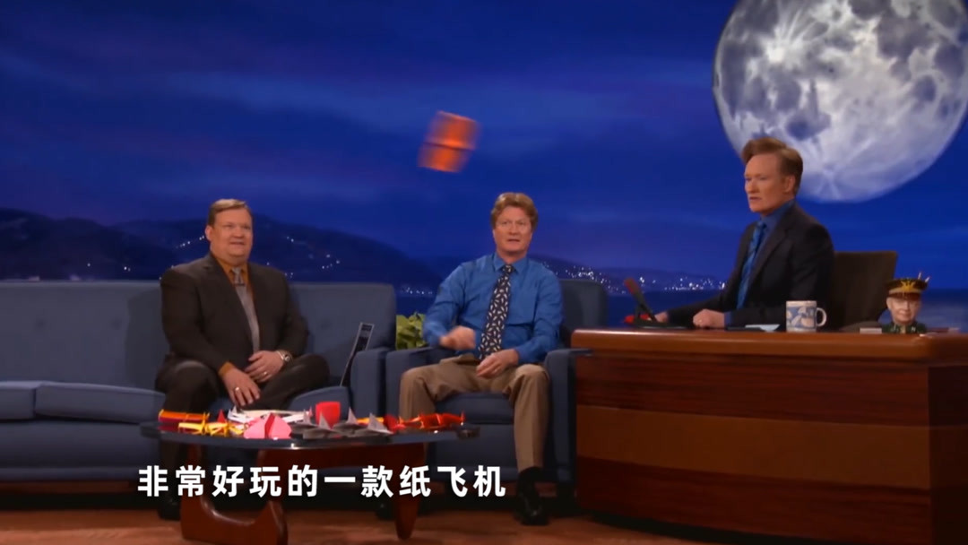戏耍柯南!纸飞机大师约翰.柯林斯回旋纸飞机技惊四座