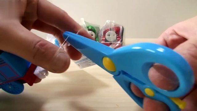 新车拆盒,组装托马斯电动小火车车头车厢对接多层圆形轨道