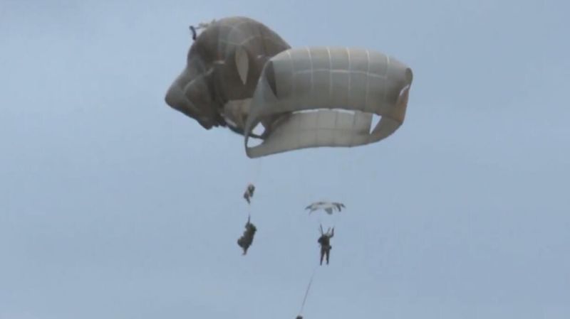 美军空降兵跳伞时降落伞缠到一块 场面惊险
