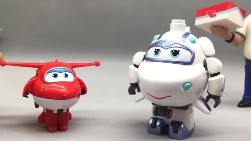 乐迪和米莉比赛认识英文字母,搭建字母天地积木