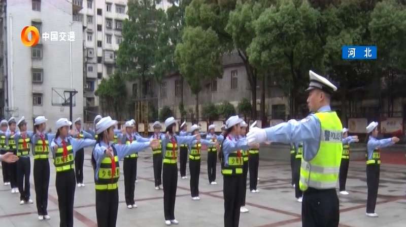 交警除了给孩子上安全教育课,竟还有少年交警班,有模有样的啊!