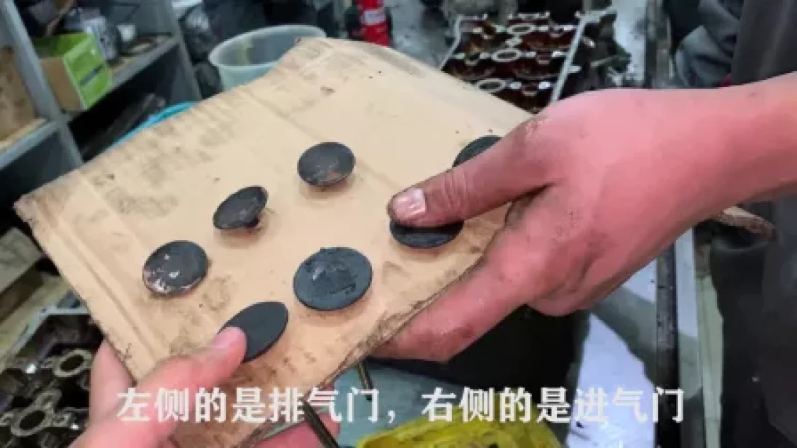 发动机大修的时候,进排气门都需要拆下,拆的过程和视频中类似!