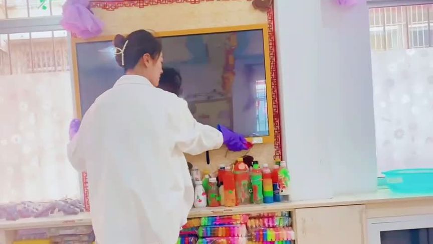 老师们的每日消毒工作