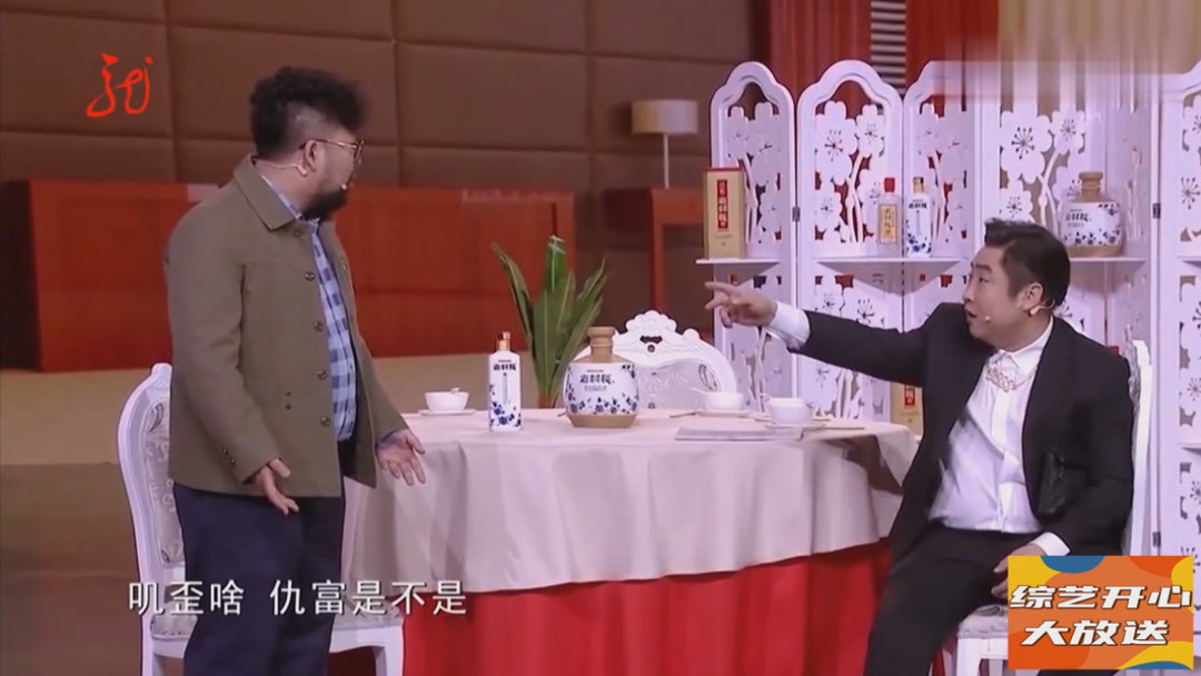 小品:初中毕业后再没有同学,单纯为了显摆跑去参加同学聚会!
