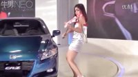 2012台北车展现才艺车模 激情演绎小提琴唯美旋律