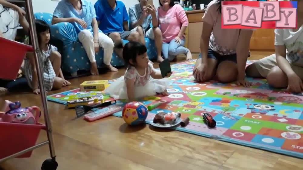 女儿抓周先拿计算器再拿银行卡,看来这是要当老板的节奏啊!