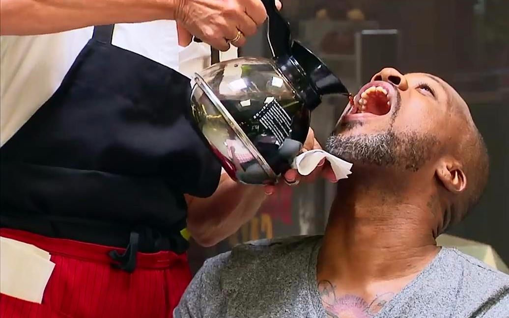 喝咖啡新服务方法,让众人跌破眼镜,你能接受吗