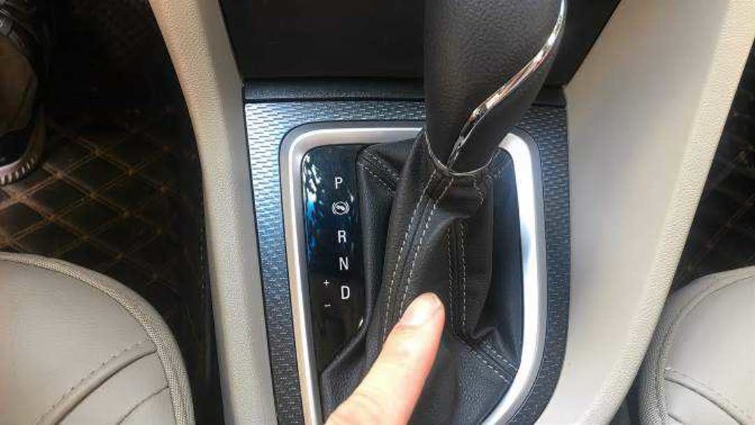 等红绿灯一定要挂N挡吗?记住这2种变速箱,选择合理档位