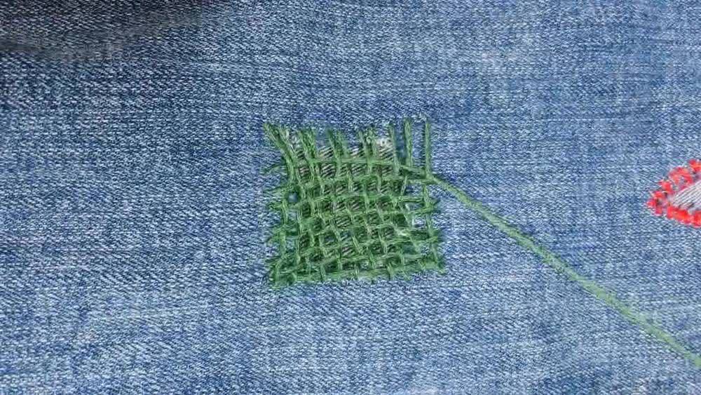 牛仔裤破大洞了,这样缝补好看又时尚