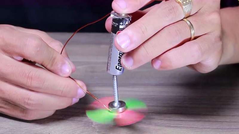 老外做这几个小实验,小小的电池就有这么大的动力,网友:太神奇