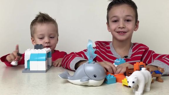 画面太暖心!小哥哥教弟弟制作帆船和卡通鲸鱼