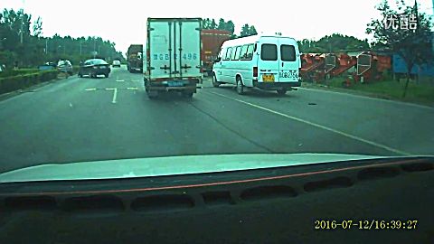 谨慎驾车,凌度行车记录仪A66C(最低端)拍摄,左前方两车碰撞,一车进...