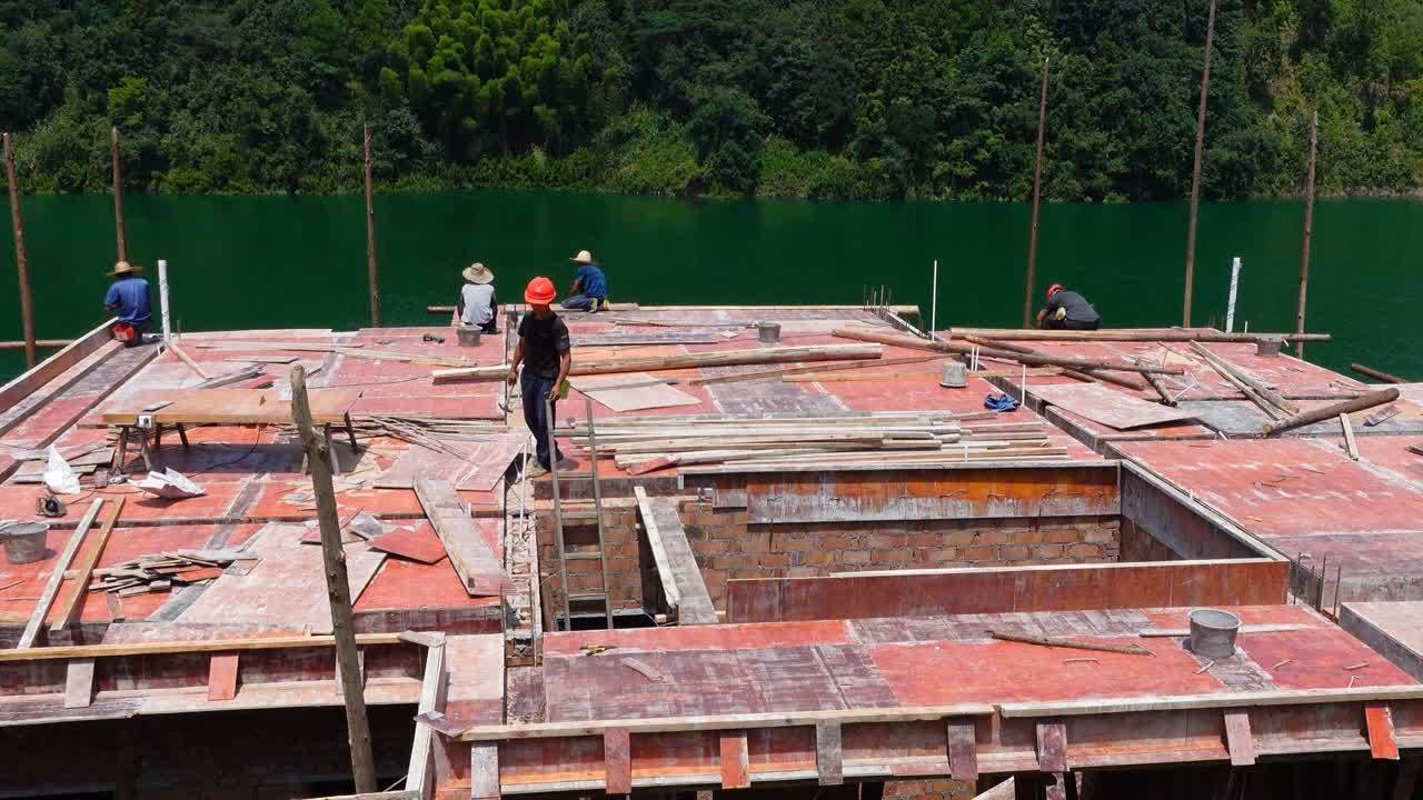 耗4天时间5个木工师傅,二层楼面模板完工,泥工过来预算楼面钢筋