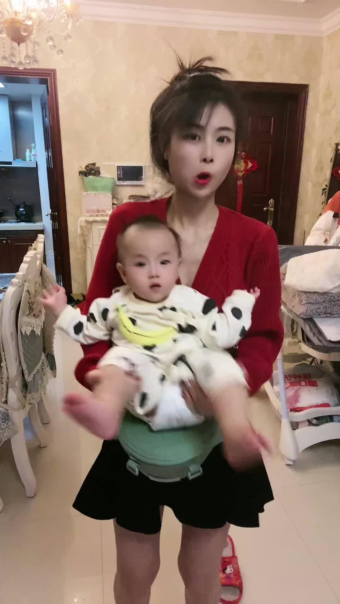 ...月的小娃,妈妈已经抱不动你了,16斤,还没长牙,也不会叫妈妈,快要急死...