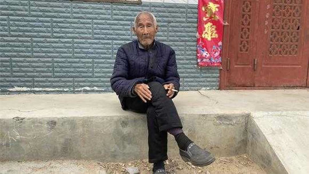 农村100岁老人过生日,5个子女给拿了多少钱?老人说完你吃惊吗