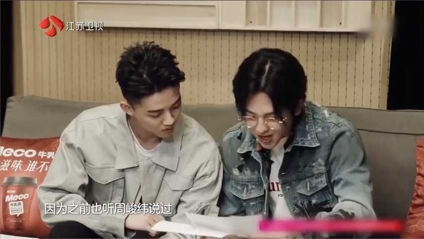 毛不易带着张绍刚一起唱,不愧是大咖,这唱的太有味道