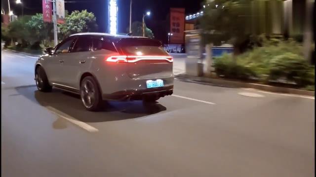 安全路段拍摄:比亚迪唐DM加速效果实拍,大家直观感受一下!