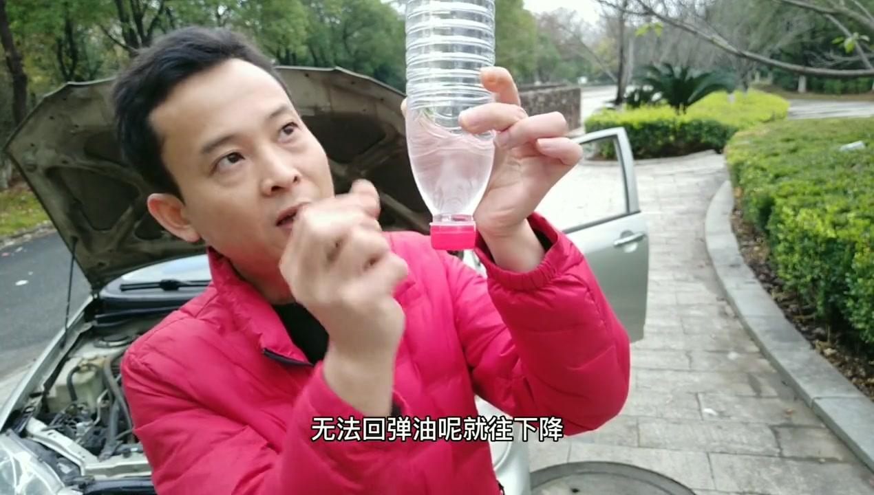 汽车刹车片多久要更换?教你一招,一瓶矿泉水告诉你。