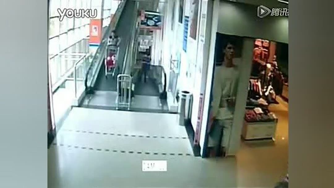 上海一超市推车失控冲下自动扶梯撞死女顾客