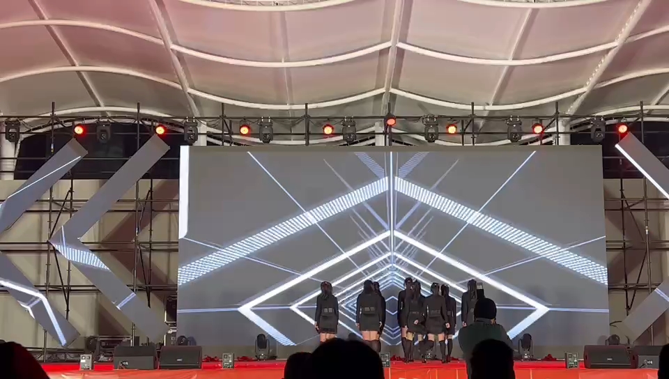 学校的元旦晚会,中国舞和拉丁竟然是一个节目?!