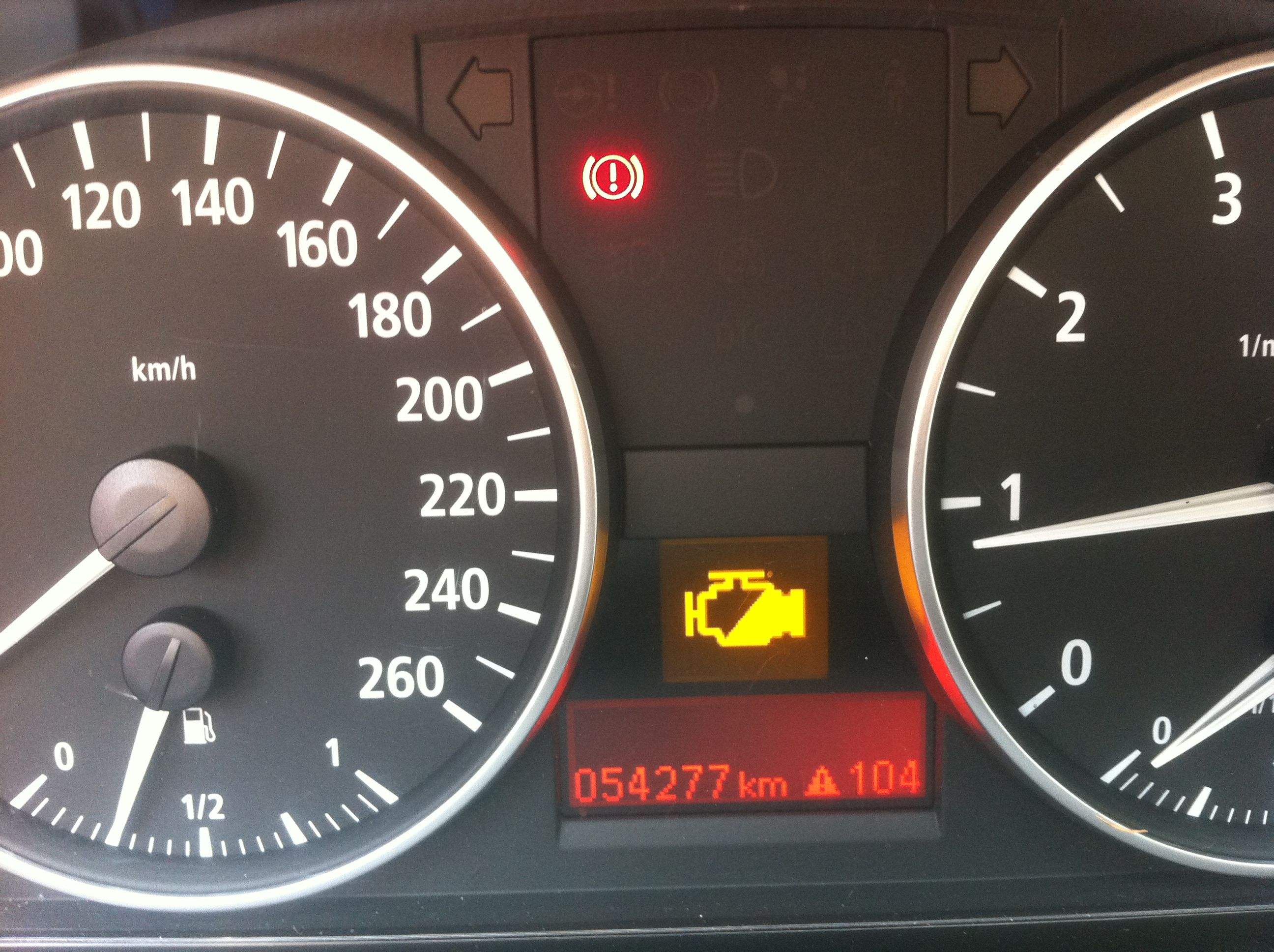 发动机故障灯亮了,车主该怎么办?老司机支招,再遇到轻松搞定