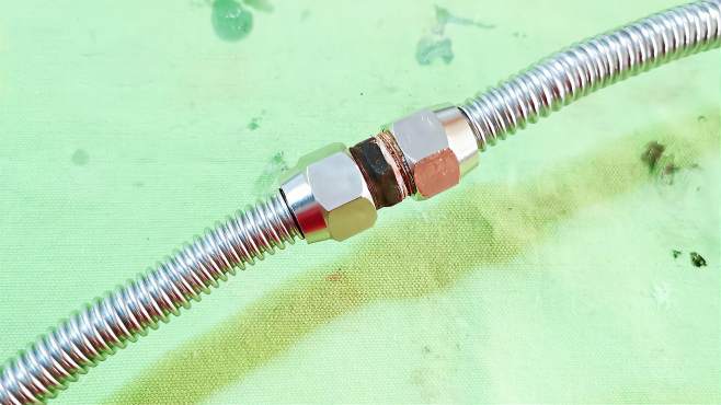 2根不锈钢软管怎么接一起?教你做个卡套式接头,不漏水也不漏气