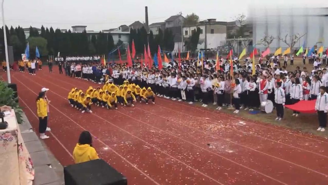 运动会入场式,我们班的入场很特别,连广播都说我们独一无二