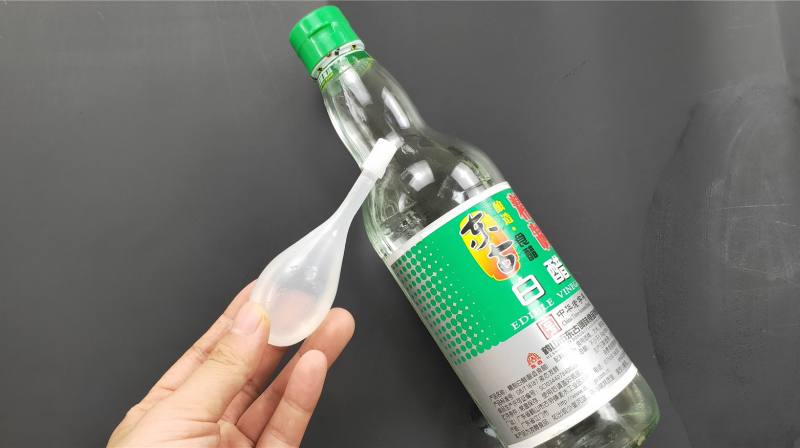开塞露加白醋还有这个作用,看完告诉家人,很实用