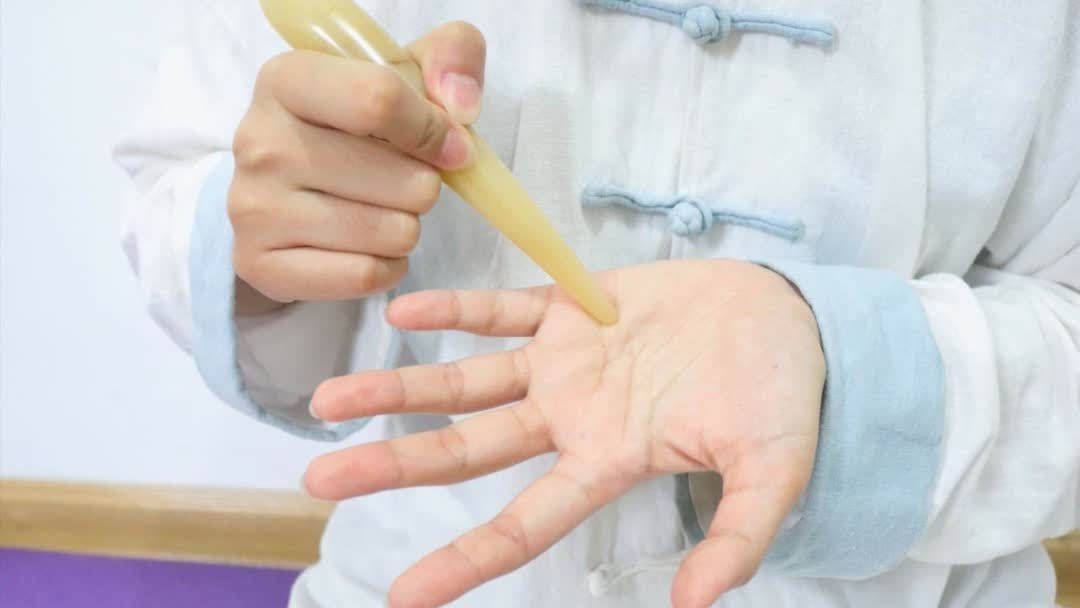 失眠的人,2个穴位是大脑“催眠剂”,宁心安神,有个好睡眠!