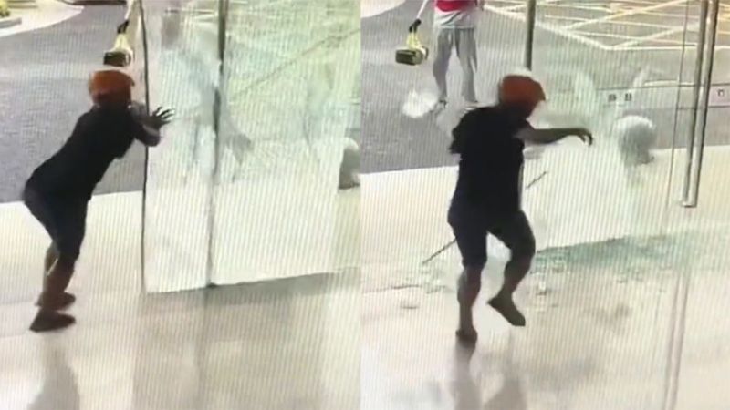 外卖员着急出门碰上正在闭合的感应门,玻璃门瞬间爆裂,吓坏众人