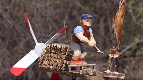 老外为赶走田里的鸟,自己做了一个砍树的木头人,比稻草人管用?