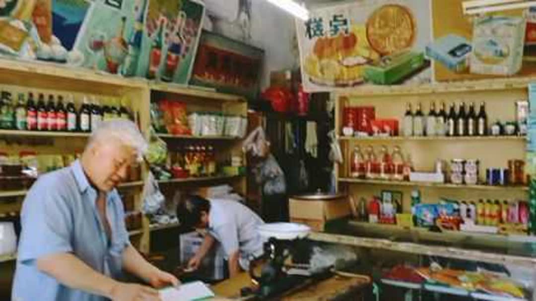 骑上单车找寻 网红食品商店,坚持特色经营,顾客很多