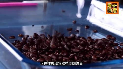 普普通通的咖啡豆,经男子一番鬼斧神工的打造后,成品惊艳全场