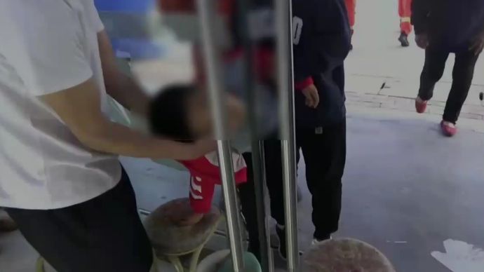 果然视频|男孩身卡玻璃门缝隙,消防员到场两分钟化解