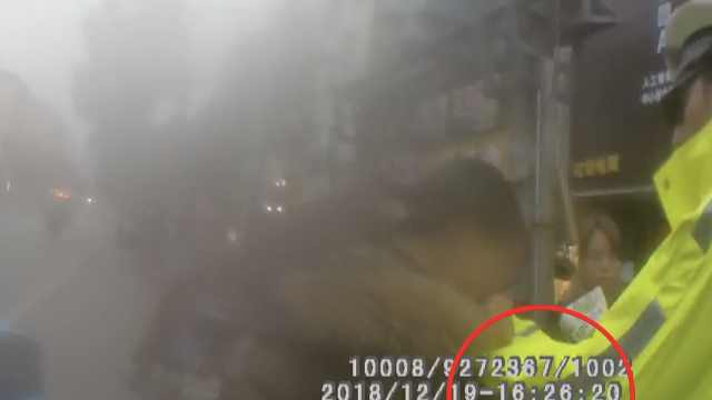 女子骑电动车逆行,遇查竟咬交警