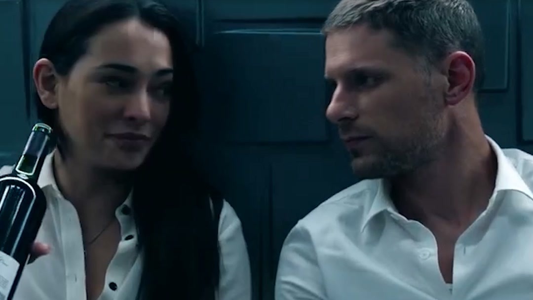 孤男寡女被困电梯,逃出后冲进保安室,疯狂删除监控录像!