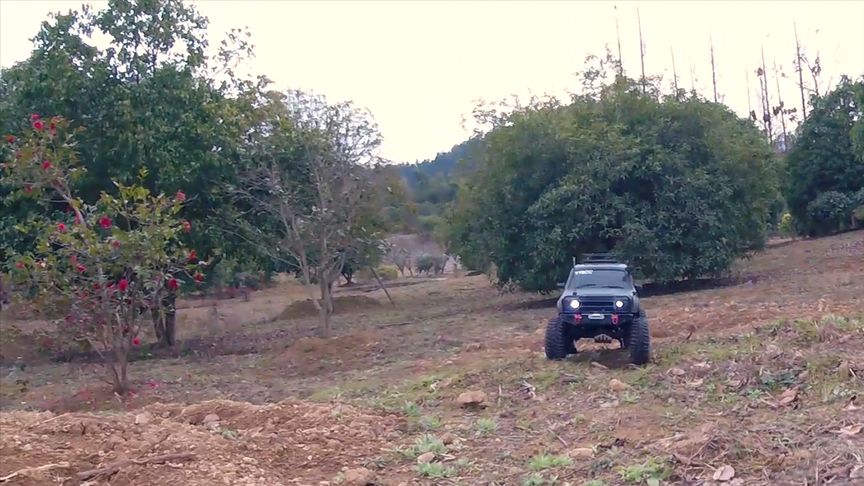 仿真模型车,人家玩静态摆着看,我把它们改装成四驱上山溜达