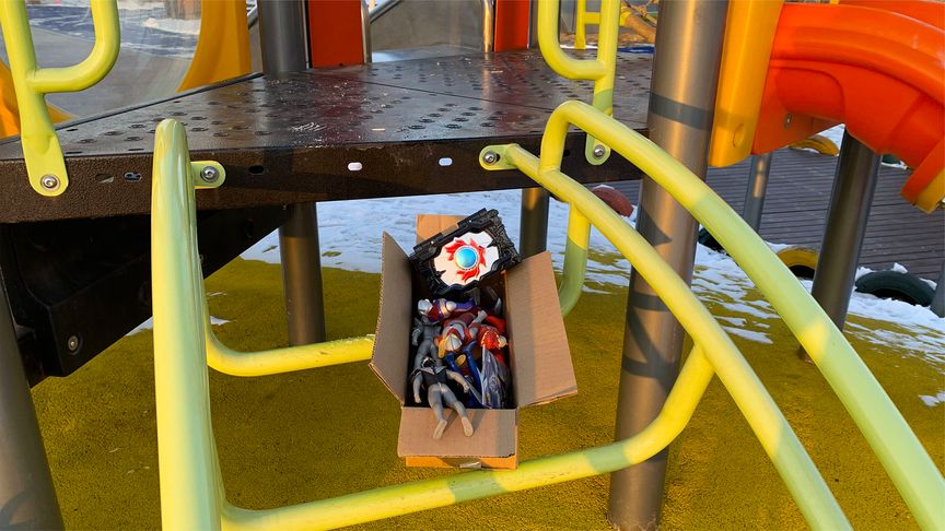 游乐园滑梯爬网发现超软奥特曼 捡到奥特卡包开出绝版赛文卡片