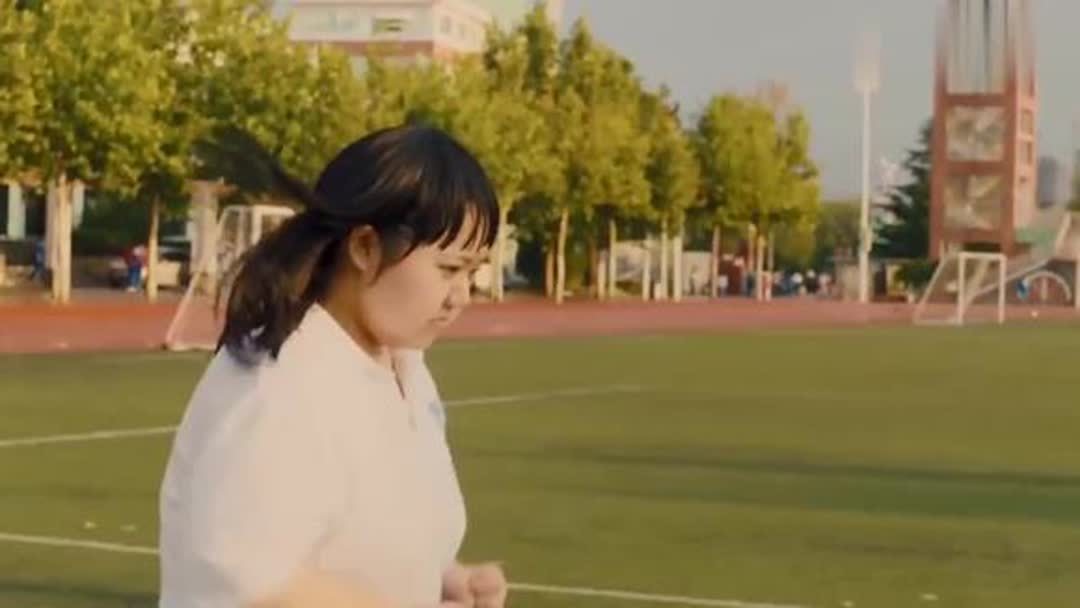 女孩努力减肥回到学校后,男生们看了都挪不开眼!