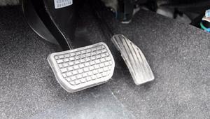 为什么自动挡汽车不设计成左脚刹车,右脚油门?今天终于弄明白了