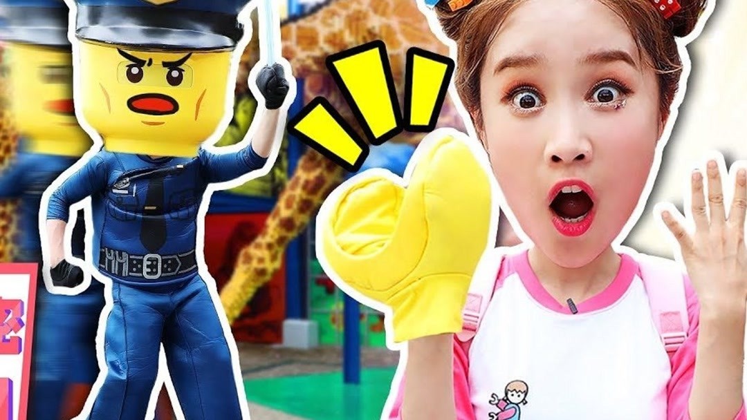 基尼基尼:基尼姐姐在乐高乐园,玩警察与小偷游戏