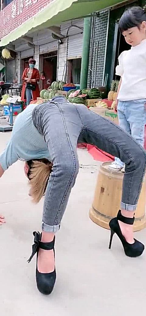 辣妈表演才艺,才艺简单穿上高跟鞋更难