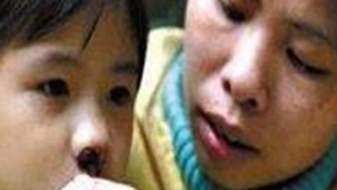 3岁女童不停流鼻血,医生检查后,竟然从鼻腔里取出一只鞋