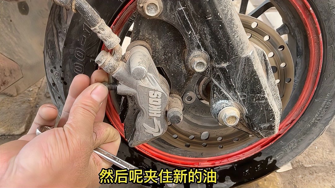 电动车碟刹半路抱死怎么办?师傅教你只动一颗螺丝修好!