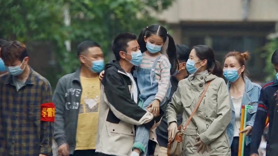 《在一起》飙泪开播,54位演员零片酬出镜,共同上演生死时速!