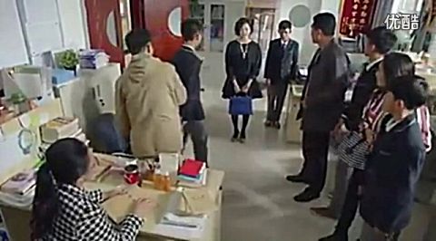 孩子在学校打架,看看这后妈的态度怎么处理的!