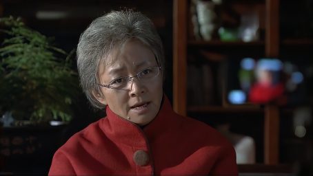 全家观看母亲的临终录像,镜头重现了她的拍摄过程,真是笑中带泪